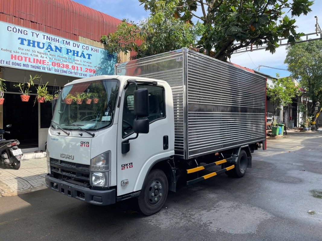 ISUZU QKR 210 – Thùng kín bửng nâng màu đỏ – Công ty TNHH TM DV Cơ khí ...